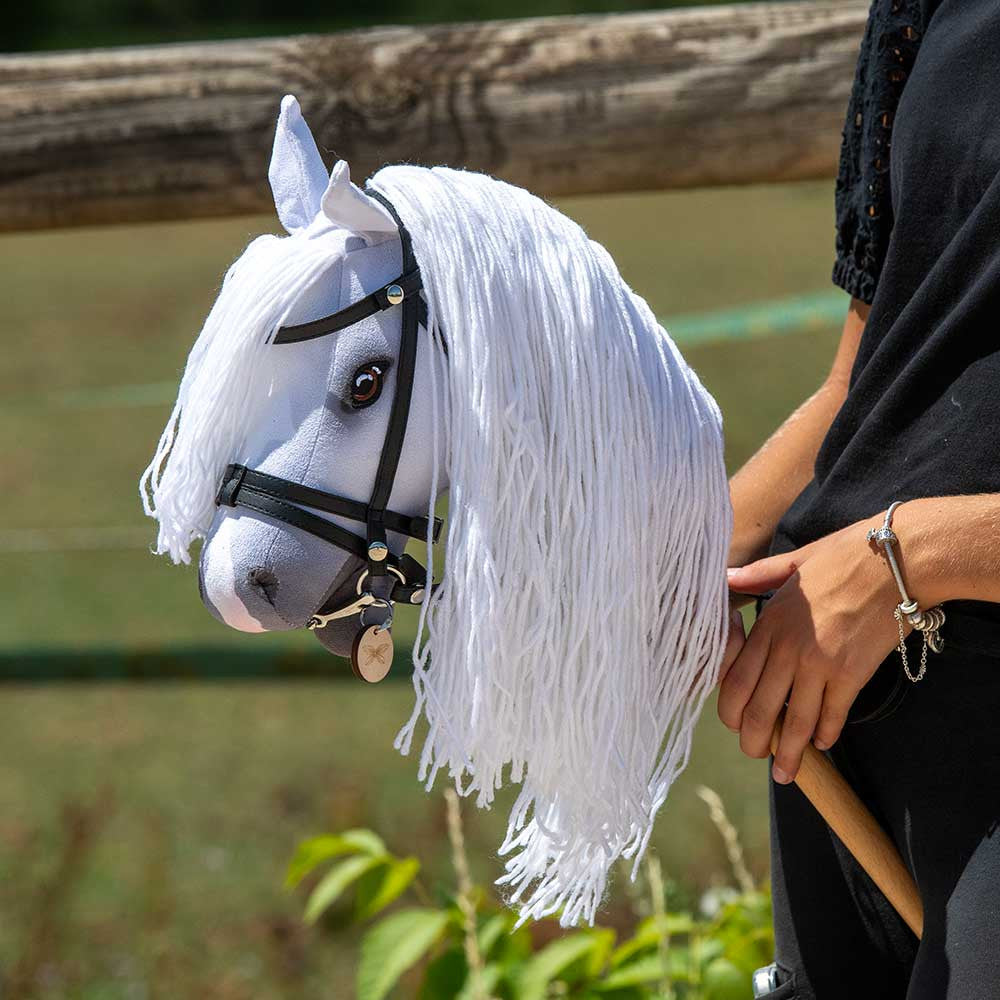 Hobby Horse Sissi, jument bâton grise A4 avec crinière blanche, filet ...